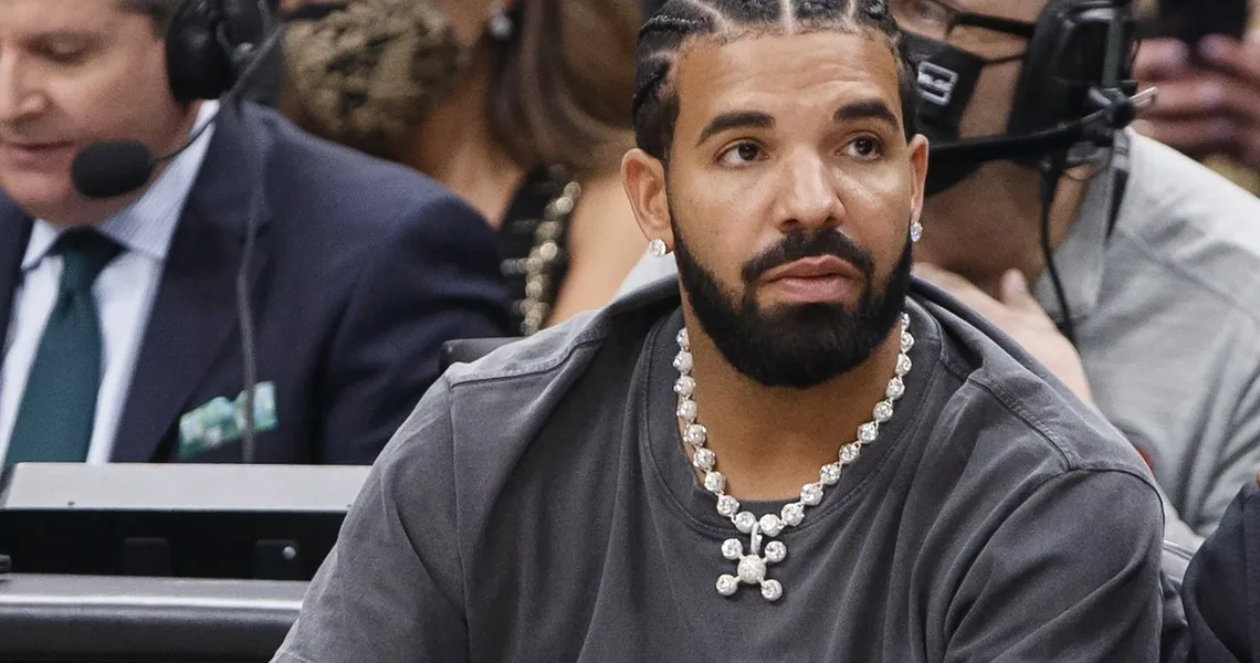 Drake Rocks Curls In New Selfie, Fans Roast & Thirst For Him Online