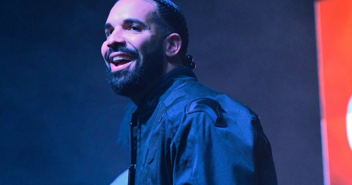 Drake Performs Alongside Massive Bra During "It’s All A Blur Tour — Big ...