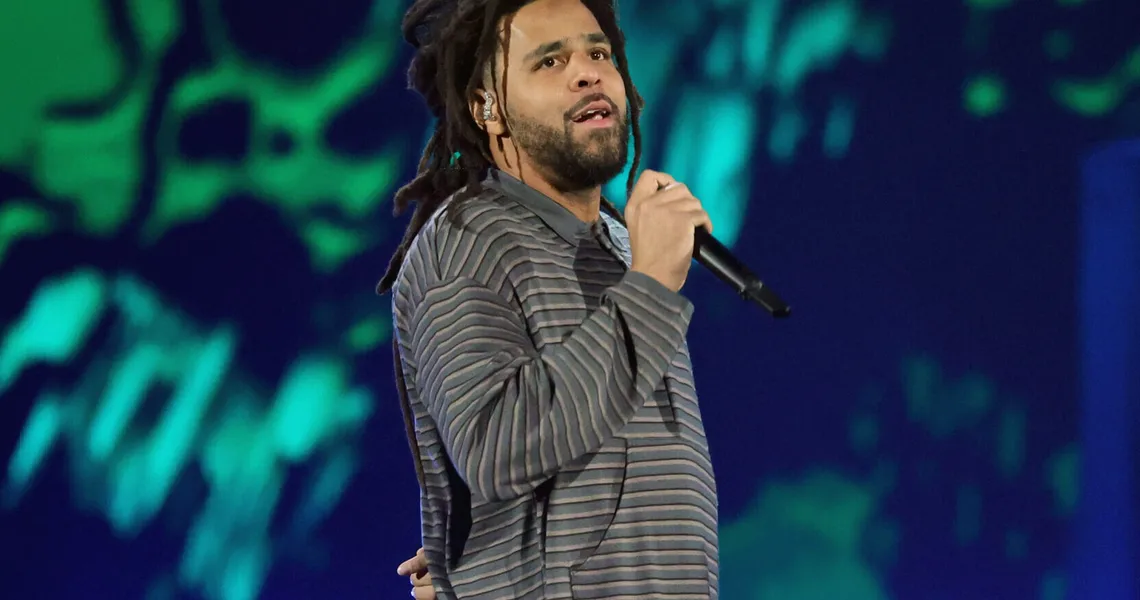 J. Cole Shouts Out Fan Who Ripped His Signature Off Poster At Concert ...