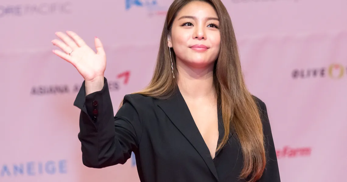 K-Pop Star Ailee Responds After Backlash For Posting Photo With Chris Brown