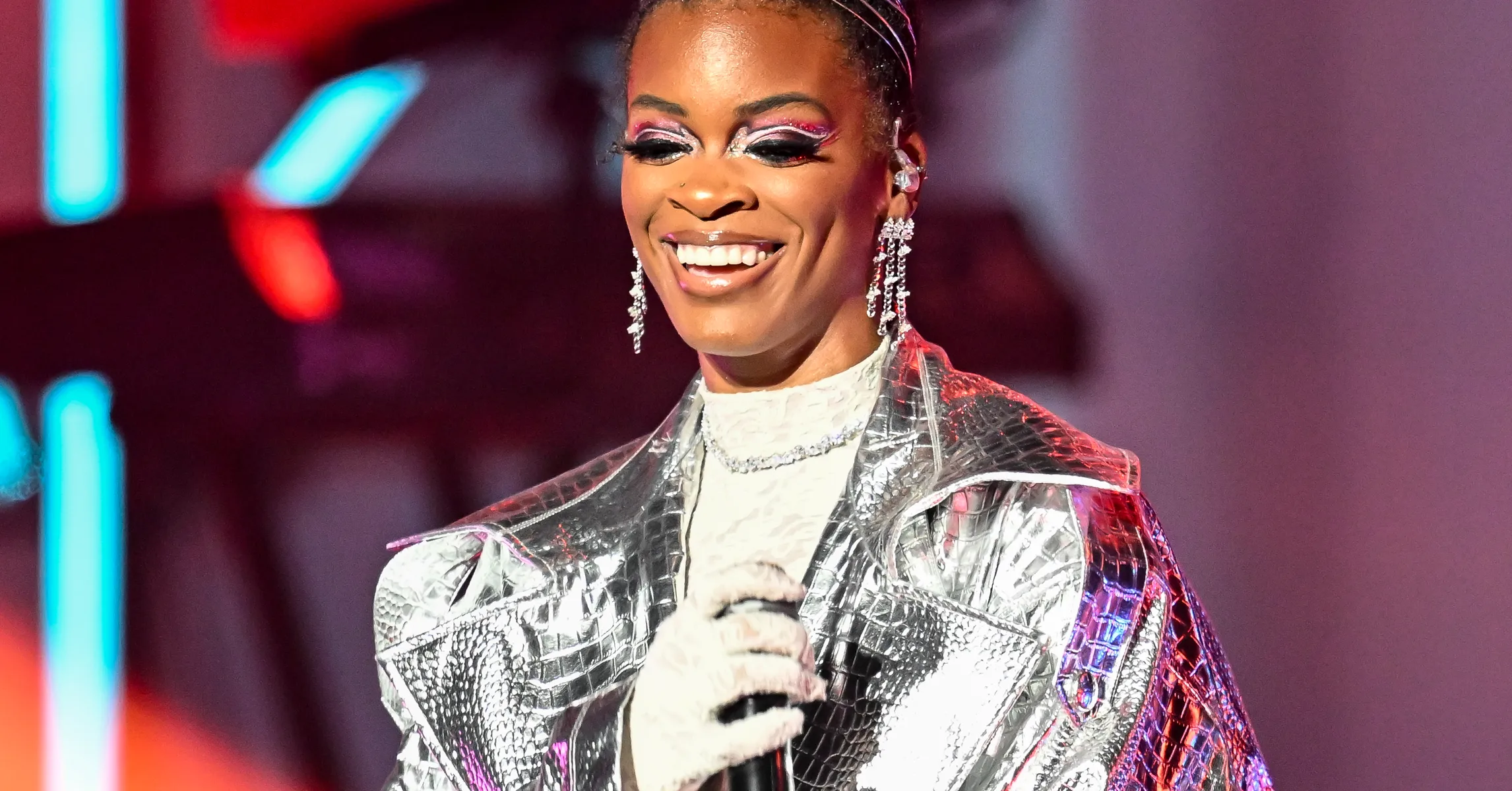 Ari Lennox Shows Off Her Toned Body In Fishnets While On Tour