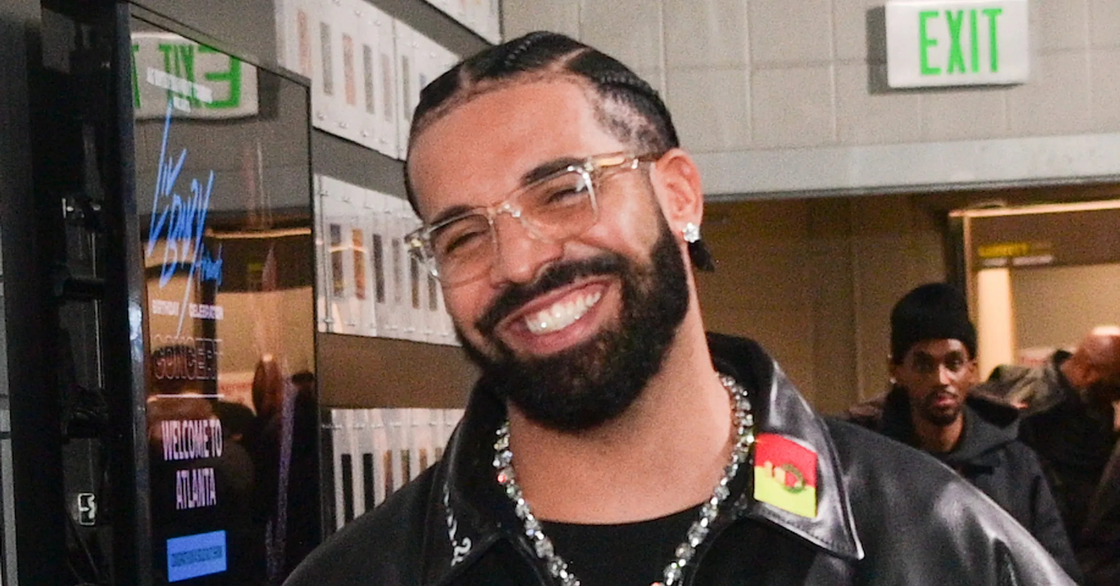 Drake Has Hilarious Interaction With Someone's Mom At Dinner