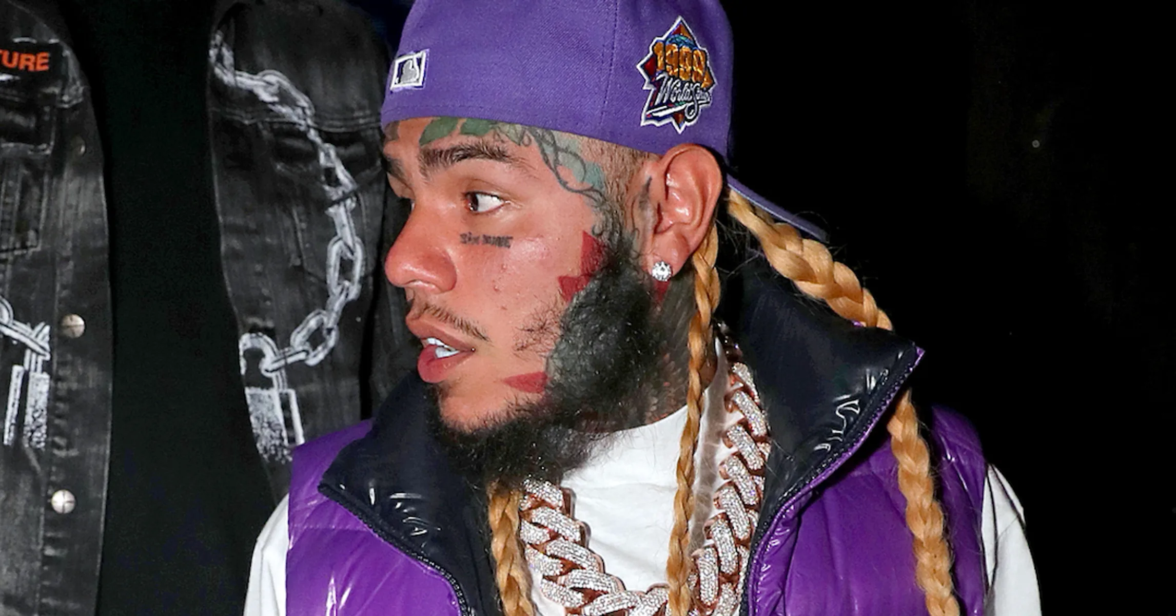 6ix9ine's Girlfriend Grooms His Face On Instagram Live