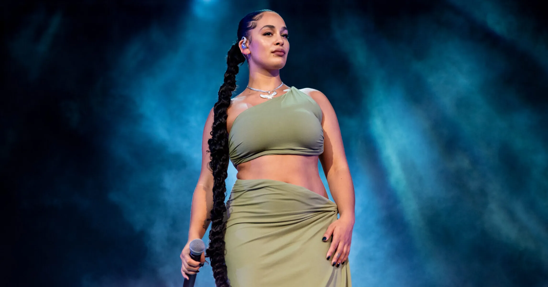Jorja Smith Trends On Twitter As Fans Shut Down Body-Shaming Comments
