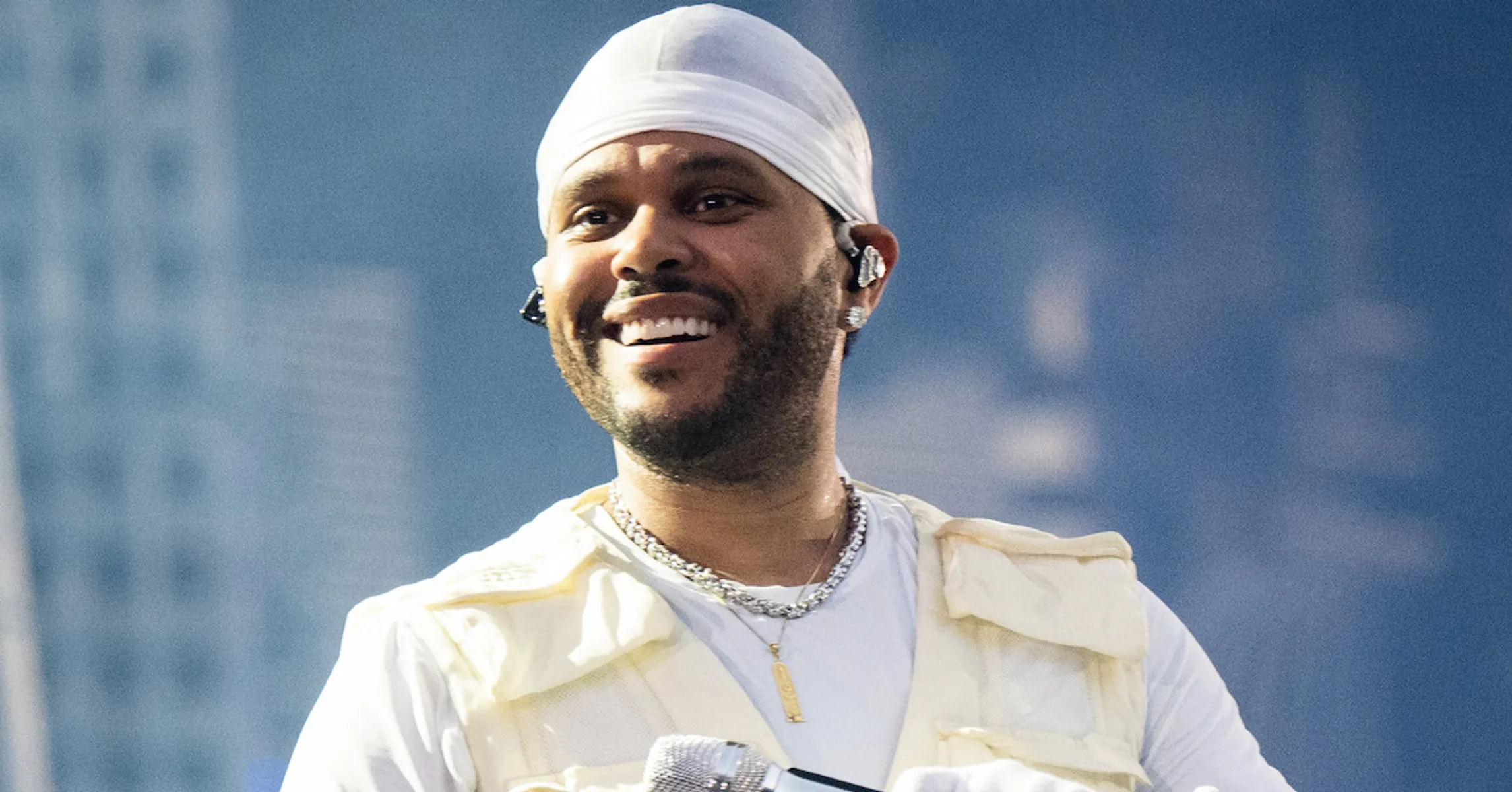 The Weeknd Greeted By A Massive Crowd Of Fans Outside France Hotel