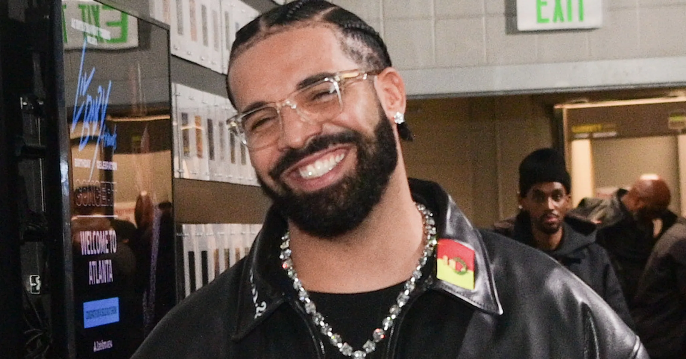 Drake Gifts Birkin Bag To A Fortunate Fan At His Los Angeles Tour Stop