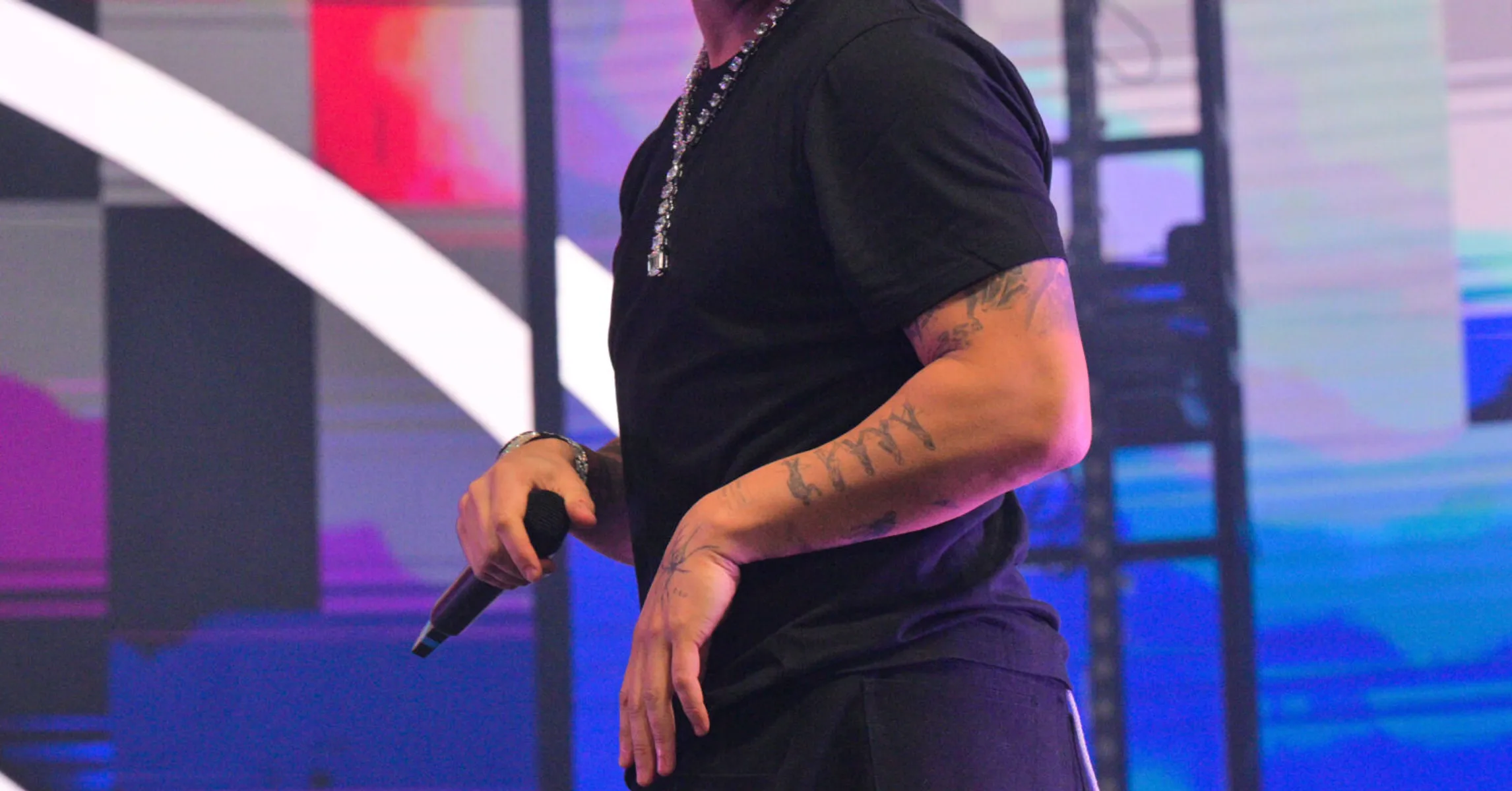 Drake's Side-Eye To A Fan In The Crowd Hilariously Disrupts Performance ...