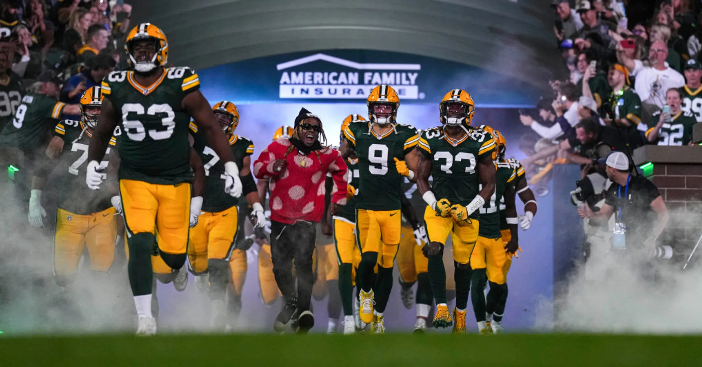 Lil Wayne Leads Out The Packers Before "Thursday Night Football"