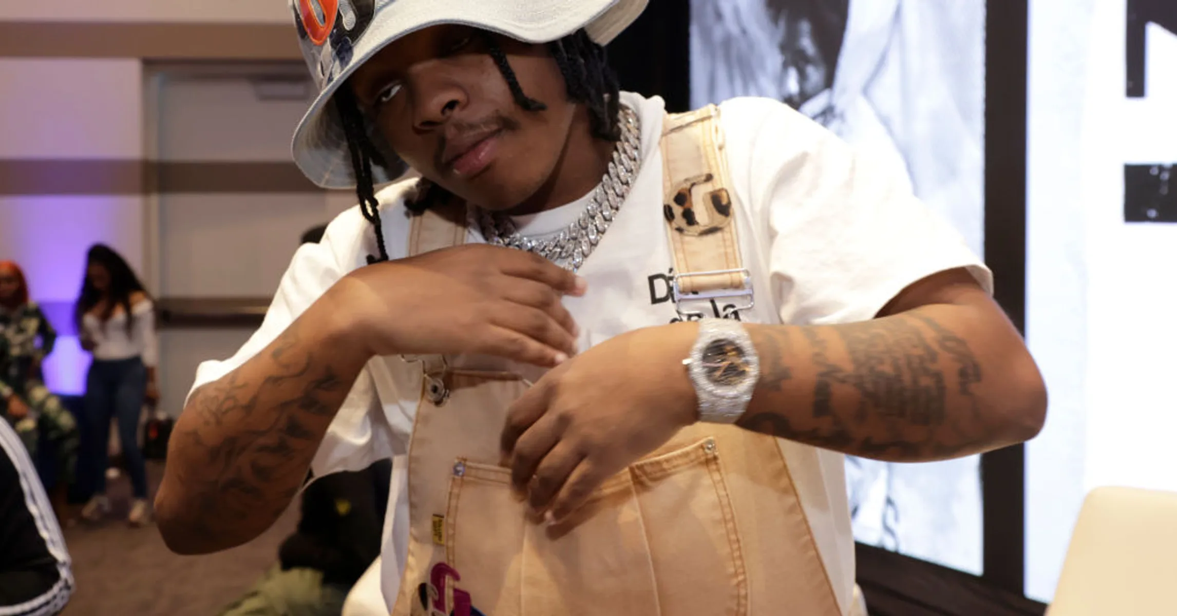 42 Dugg Buys New Jewelry Straight Out Of Prison