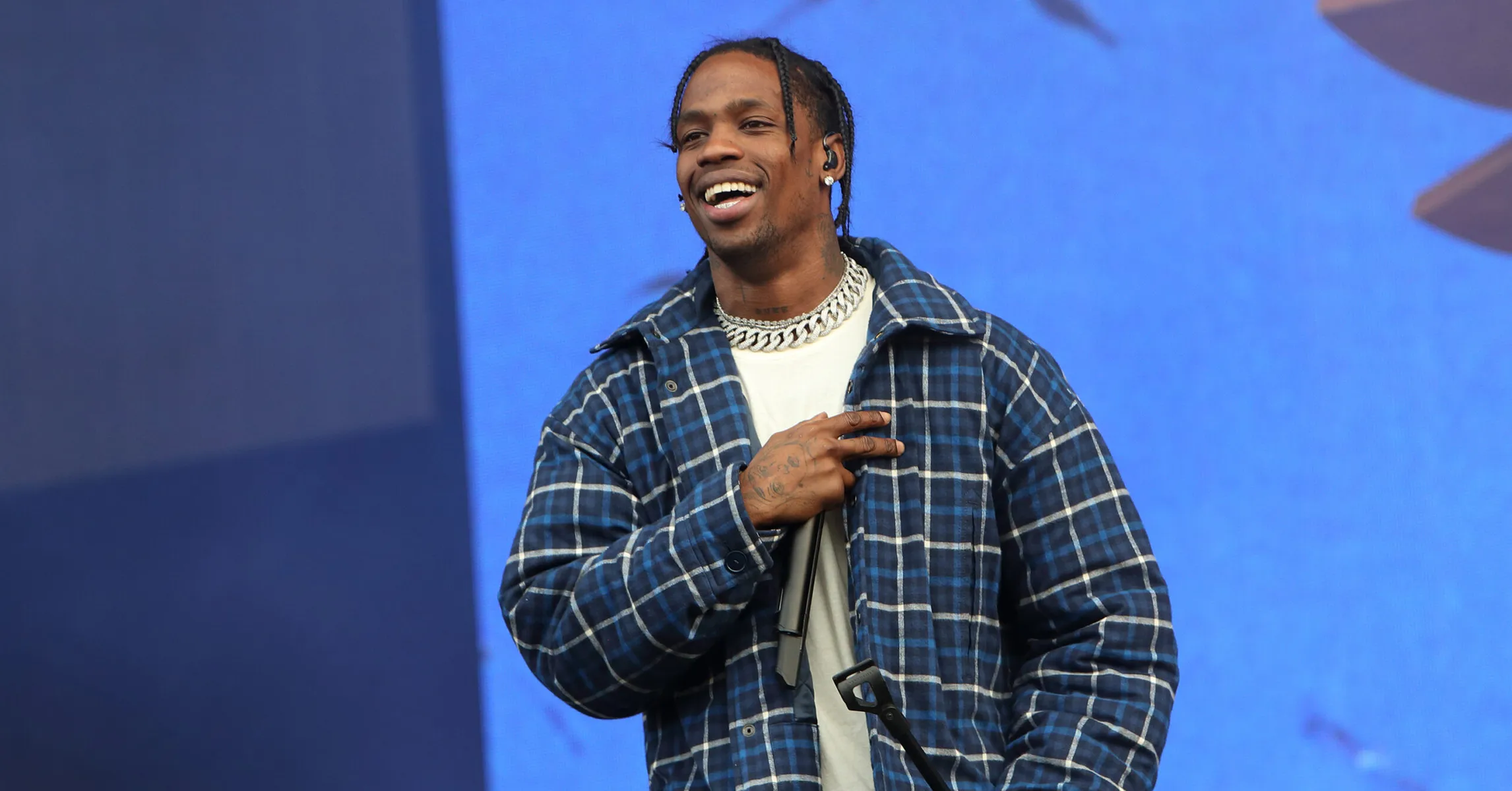 Travis Scott Miami Concert: Fighting Couple Hugs It Out After La Flame ...