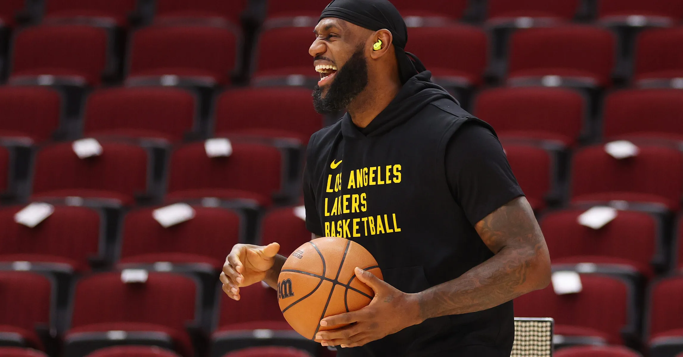 LeBron James Gives Every Lakers Teammate Personalized Greeting In Pre ...