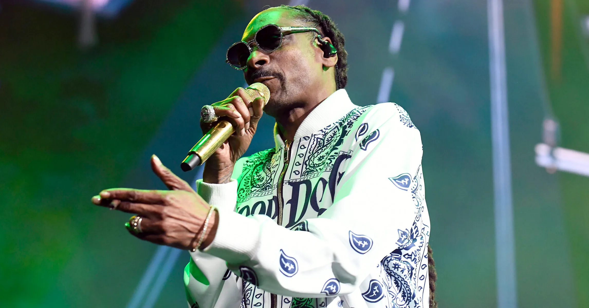 Hilarious In-Flight Mix-Up, Passengers Pose With Snoop Dogg Lookalike