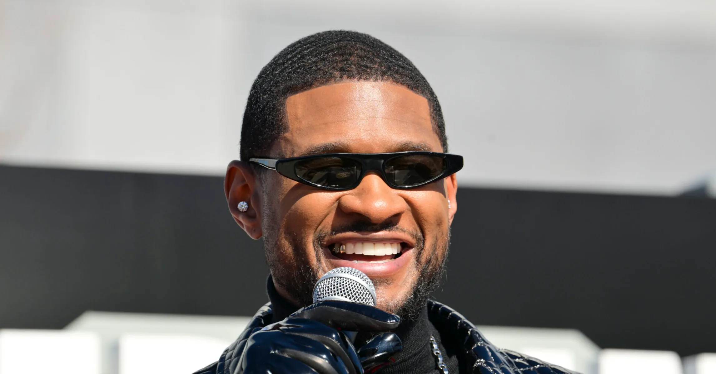 Usher's Professionalism Shines As Unplanned Onstage Moment Takes Center ...
