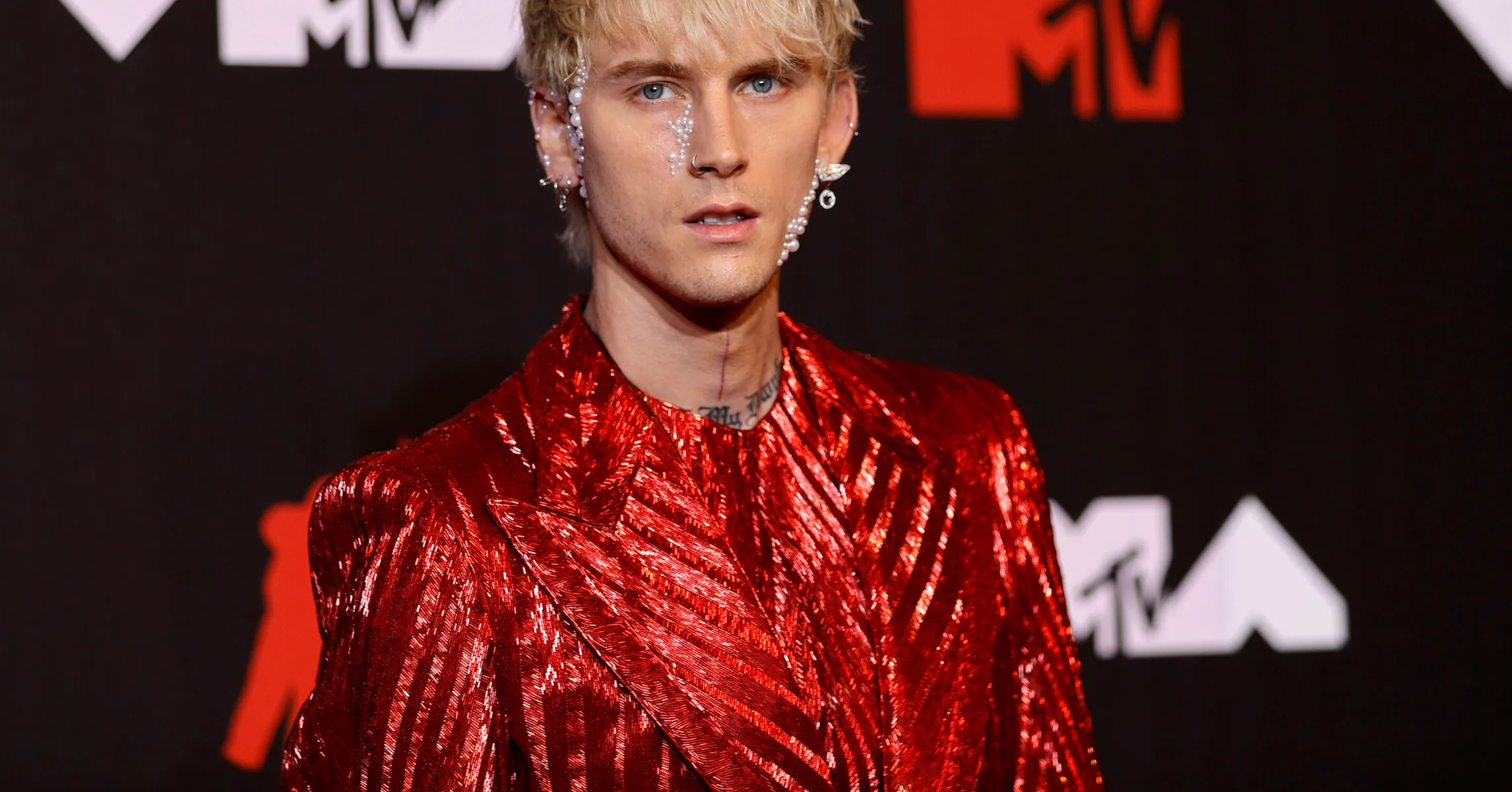 Machine Gun Kelly Brings Out A Classic Soulja Boy Dance For 2000s Night