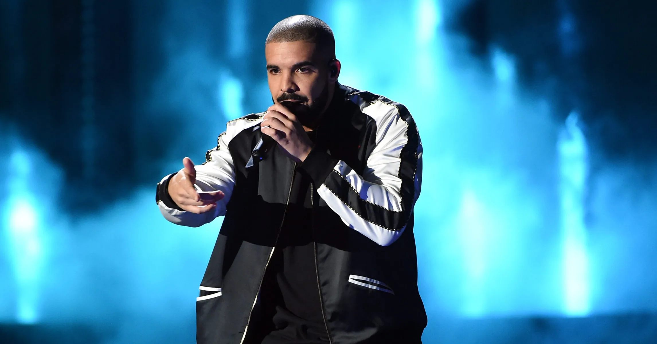 Drake Posts New Photos Of Himself In Nike Gear As Kendrick Lamar Feud ...