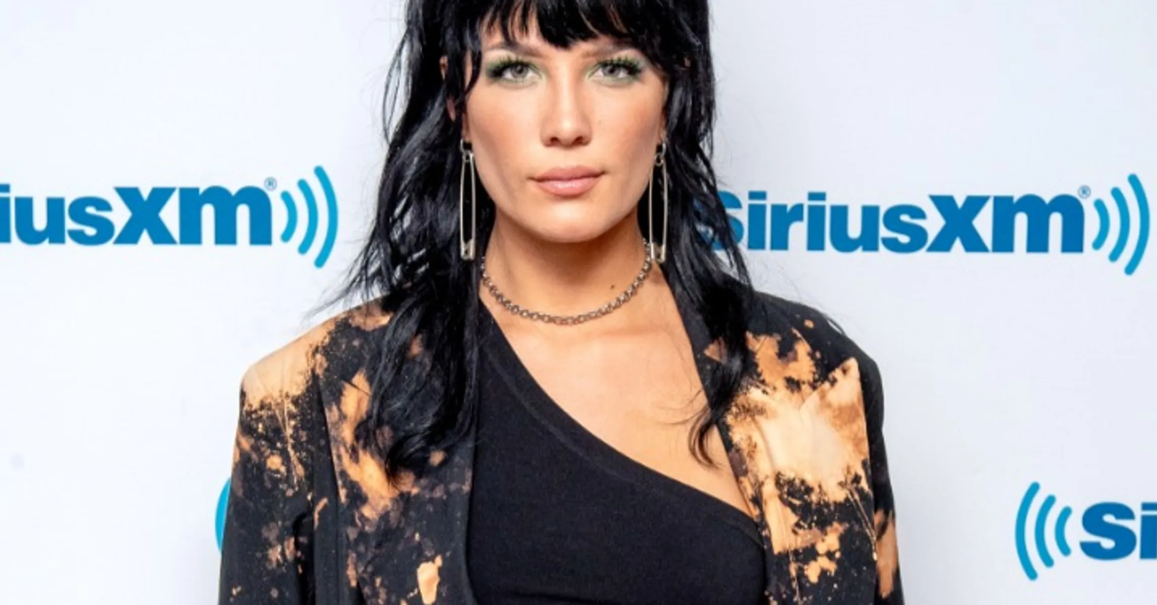 Halsey Shares A Pic Of Her Broken Toe: "I Have Alien Feet I Know"