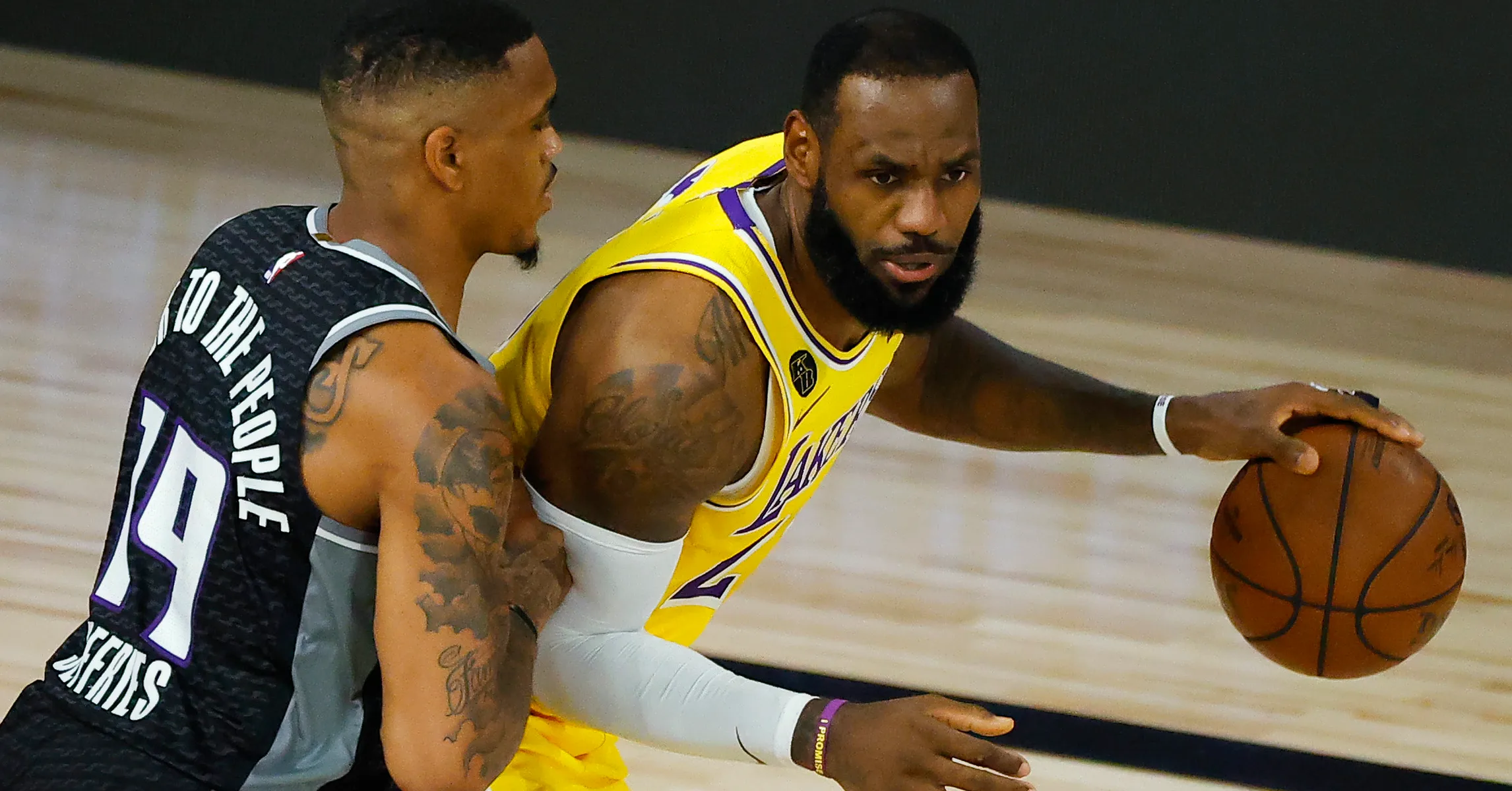 LeBron James Hilariously Sneaks Food Onto Lakers Bench