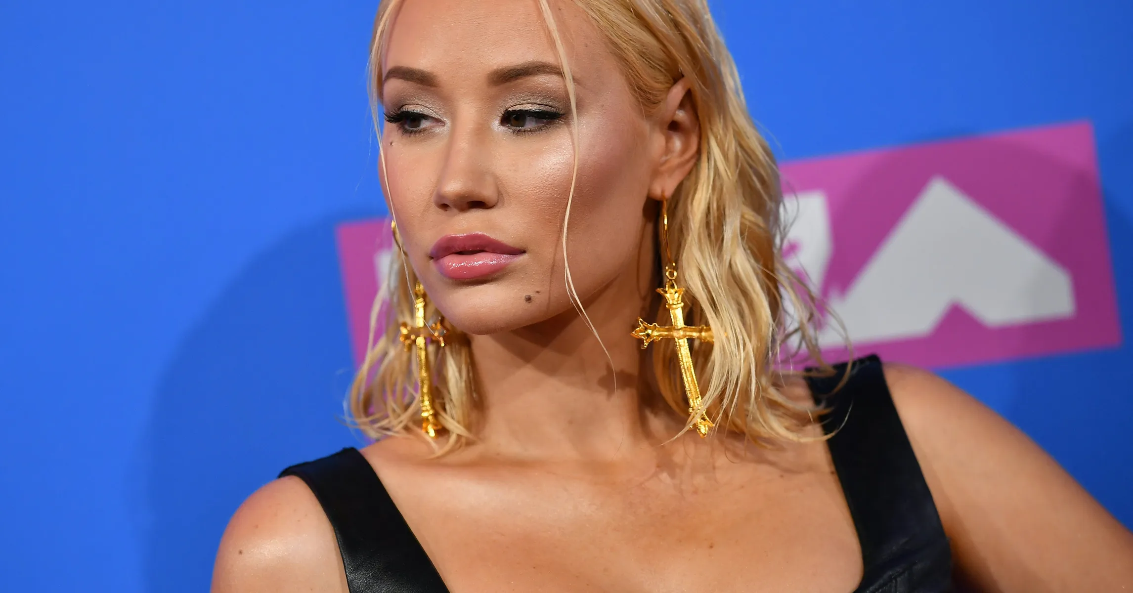 Iggy Azalea Struts Her Curvy Figure In Skin-Tight Black Dress