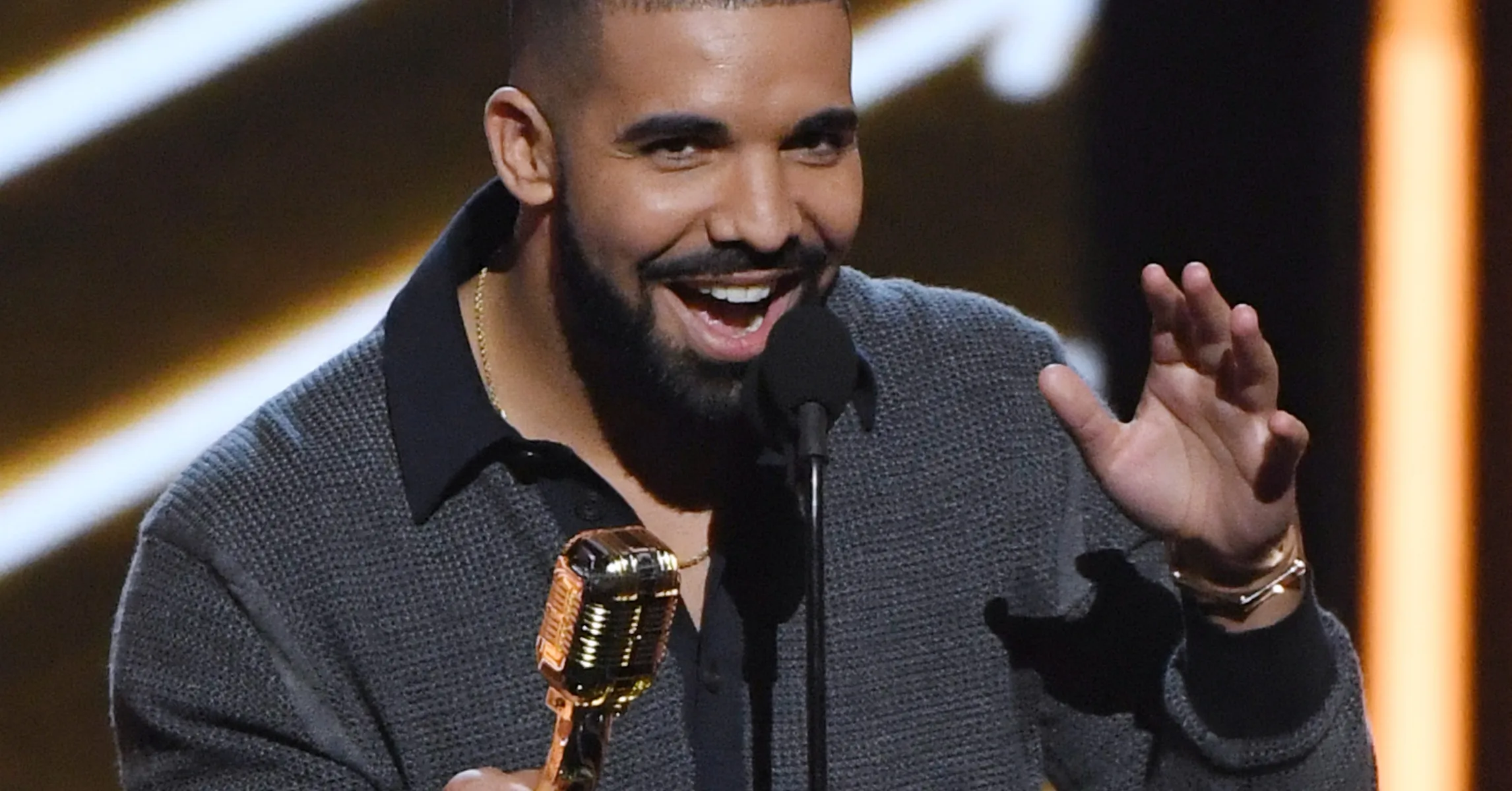 Fake Drake Performs Drizzy's Songs At Nightclub