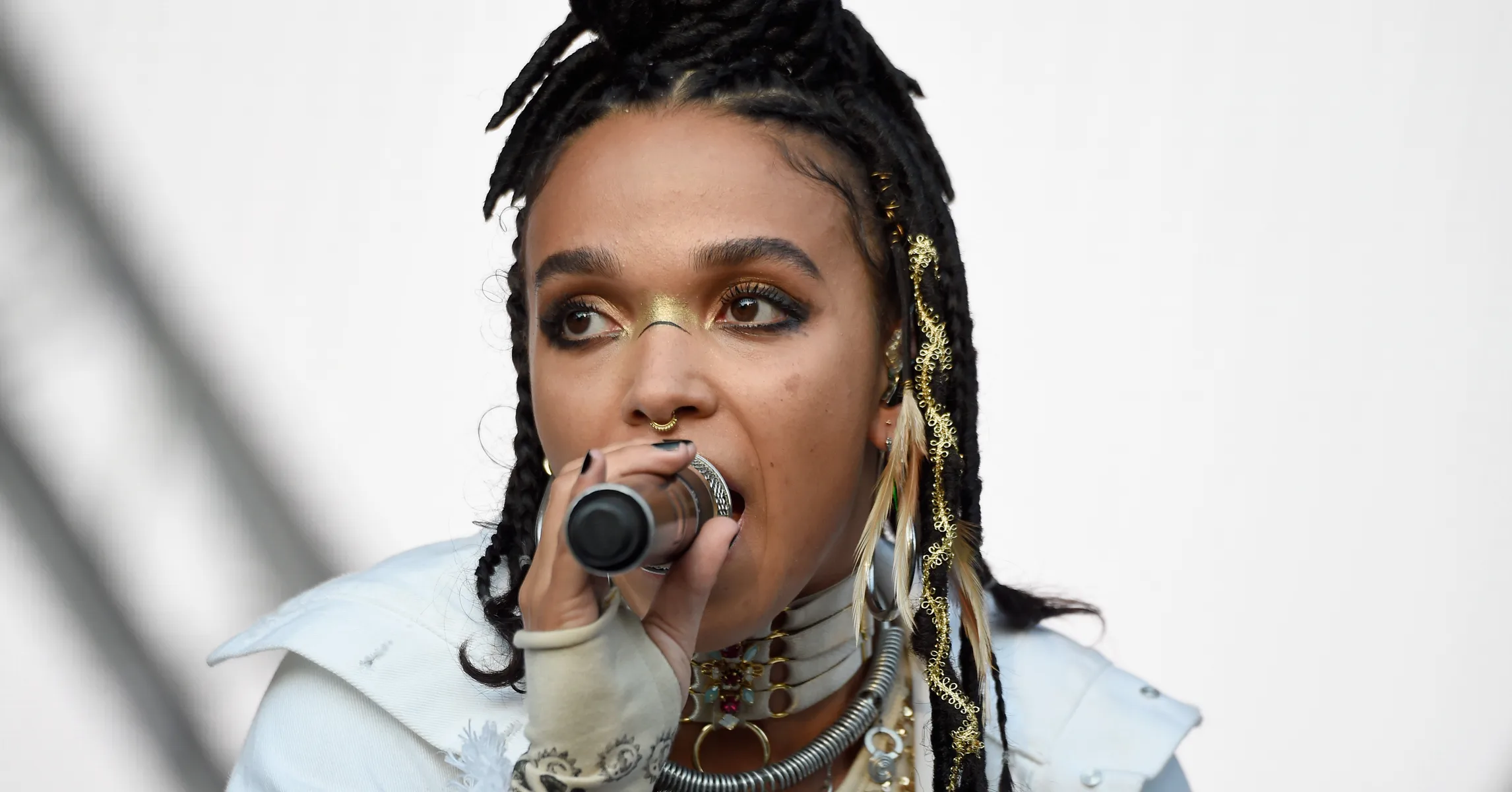 FKA Twigs Promotes New Tour Dates With "Cellophane" Single
