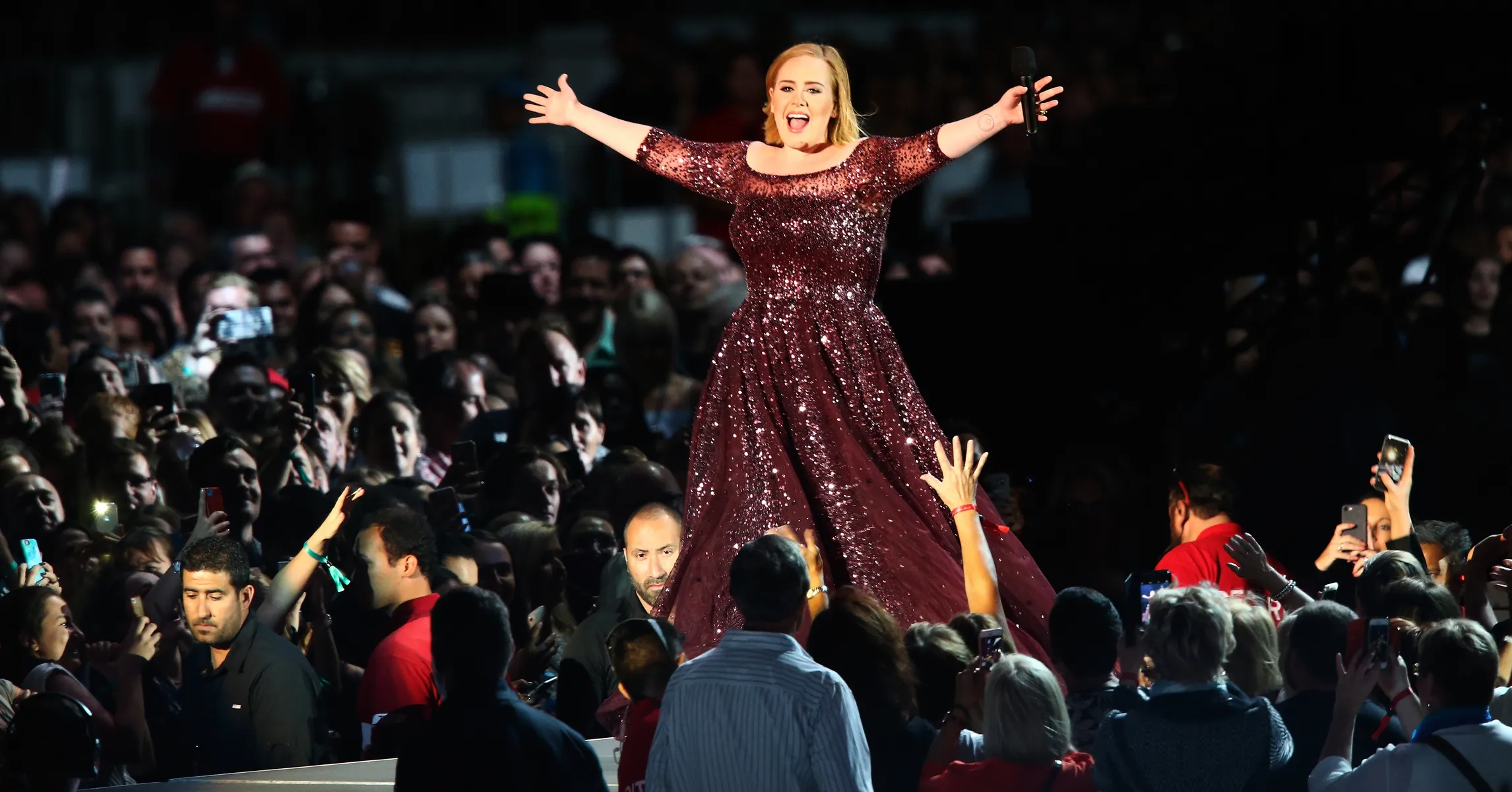 Twitter Asks Why Adele Doesn’t Have Backup Dancers & The Responses Have ...
