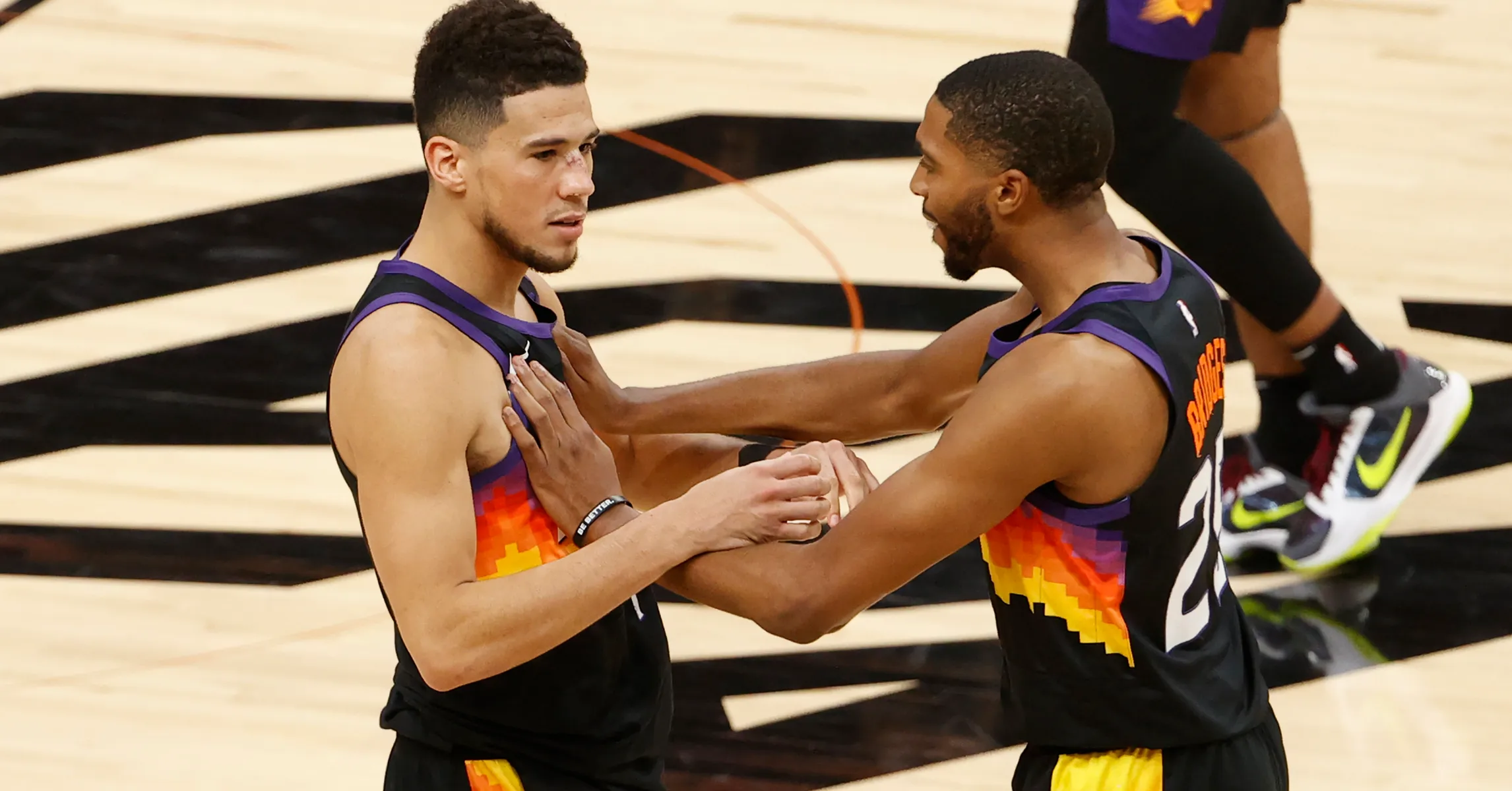 Devin Booker Busts His Nose & Returns Mid-Game