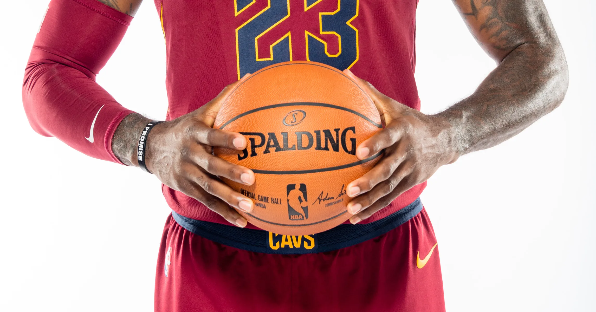 LeBron James Hops Off The Plane In Cleveland Wearing An "Ultimate ...