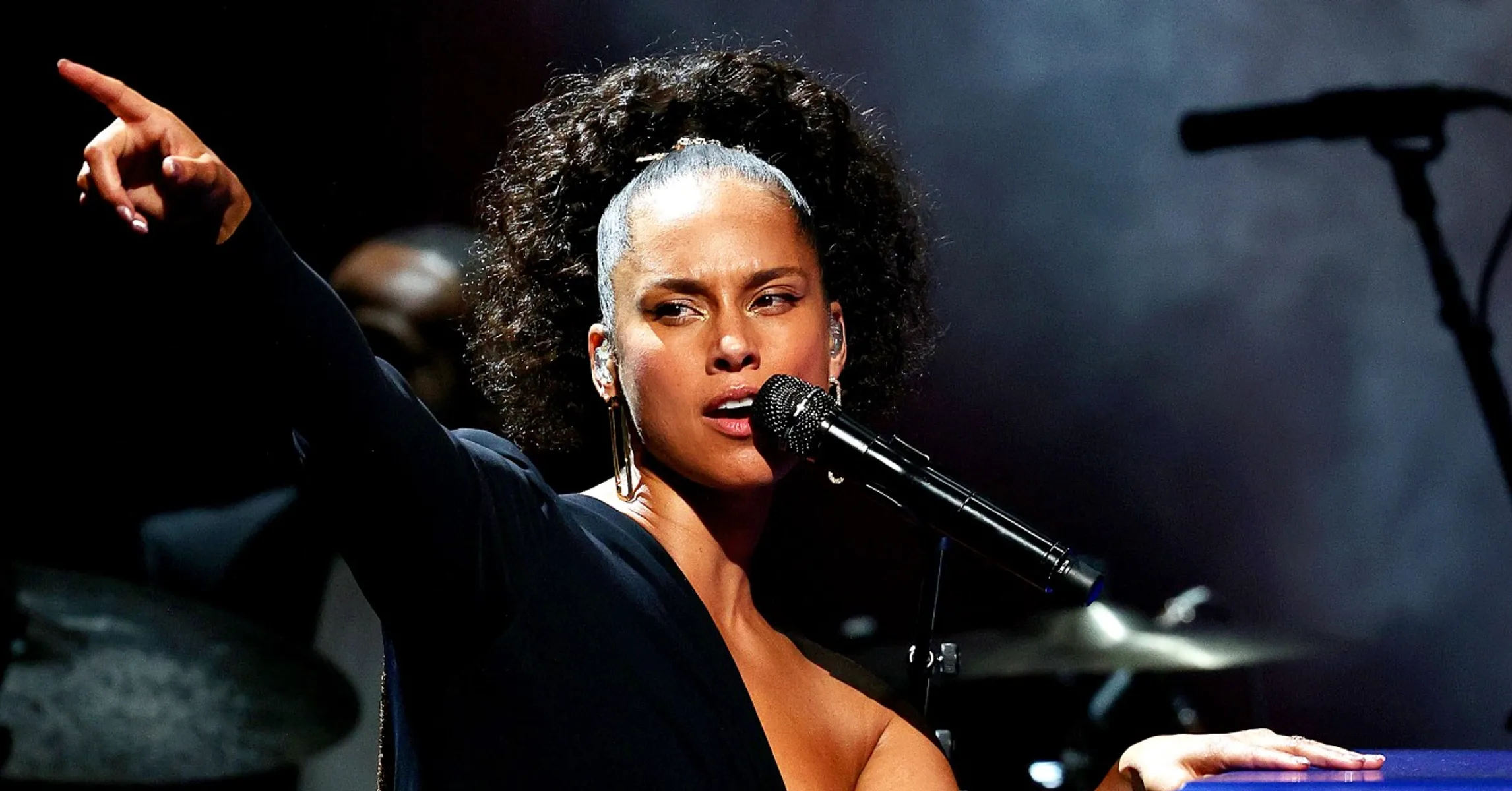 Alicia Keys Reacts To Video Of Fan Kissing Her: "I Was Like What The F*CK!"