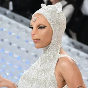 Doja Cat Vapes On Met Gala Red Carpet Despite Anna Wintour's No Smoking ...