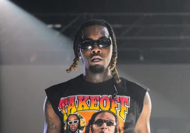 Offset & Clubgoer Get Into Wild Fight Over Thrown Cash: Watch