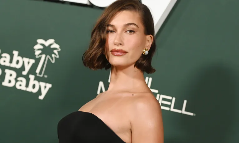 Hailey Bieber Poses In Lingerie Hangs With Justine Skye For Latest Ig Post