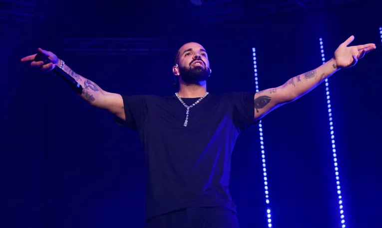 Drake Offers To Pay For Fan's Surgery During Concert