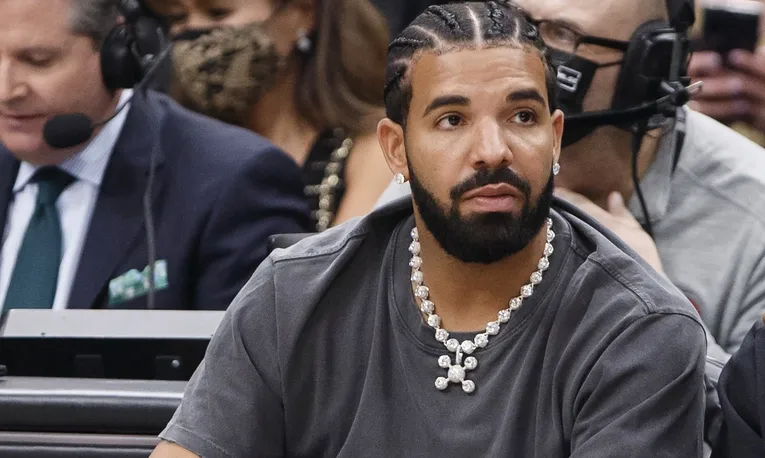 Drake Rocks Curls In New Selfie, Fans Roast & Thirst For Him Online