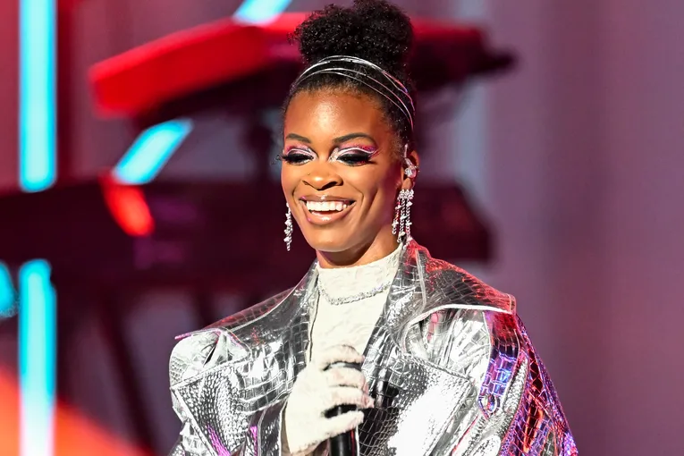 Ari Lennox Shows Off Her Toned Body In Fishnets While On Tour