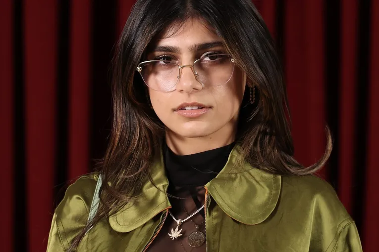 Mia Khalifa Flashes Her Chest While Quoting Megan Thee Stallion Lyrics ...