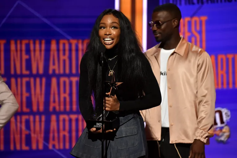 SZA's Old Tweets About Other Artists Resurface Amid Drama With Teen ...