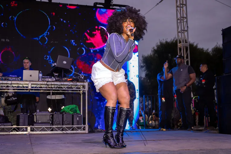 SZA's "Snooze" Becomes The Only Song To Chart On The Hot 100 For All Of ...