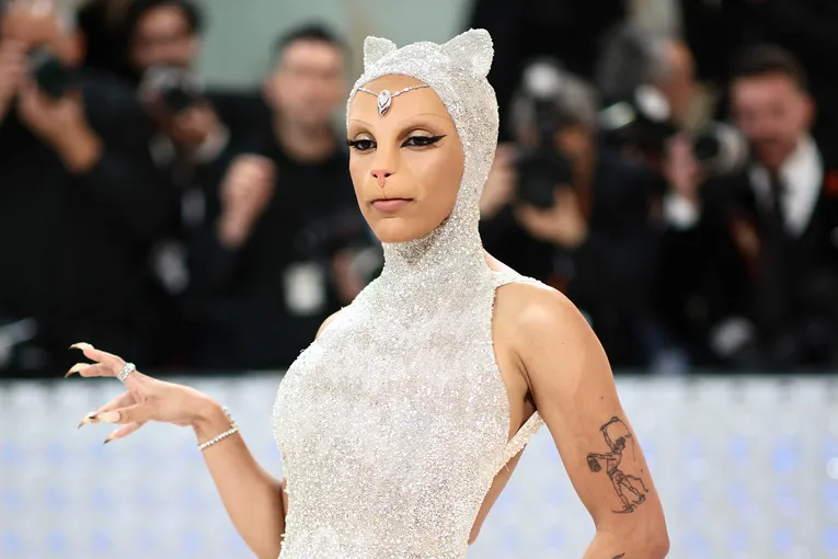 Doja Cat Flaunts Her Curves In Sultry Photoshoot And Has Fans Thirsting ...