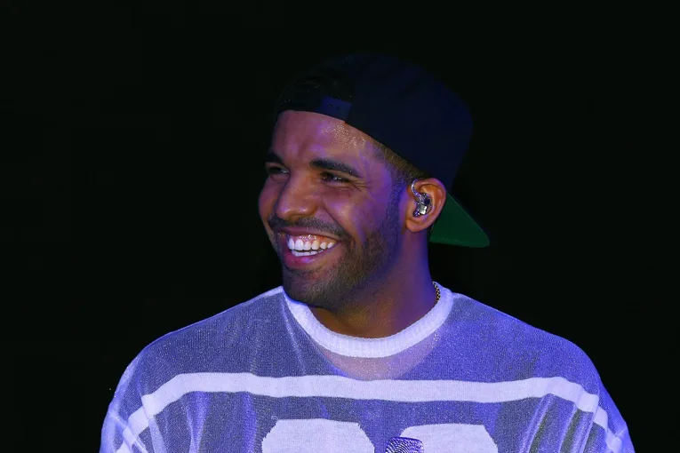 Drake All Smiles At The Club After Threatening UMG Over “Not Like Us”