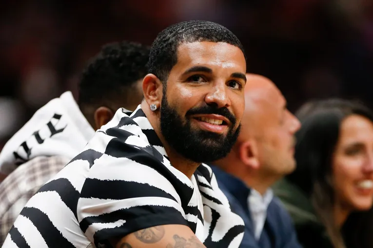 Drake All Smiles After Receiving Custom Cake With His Face On It In