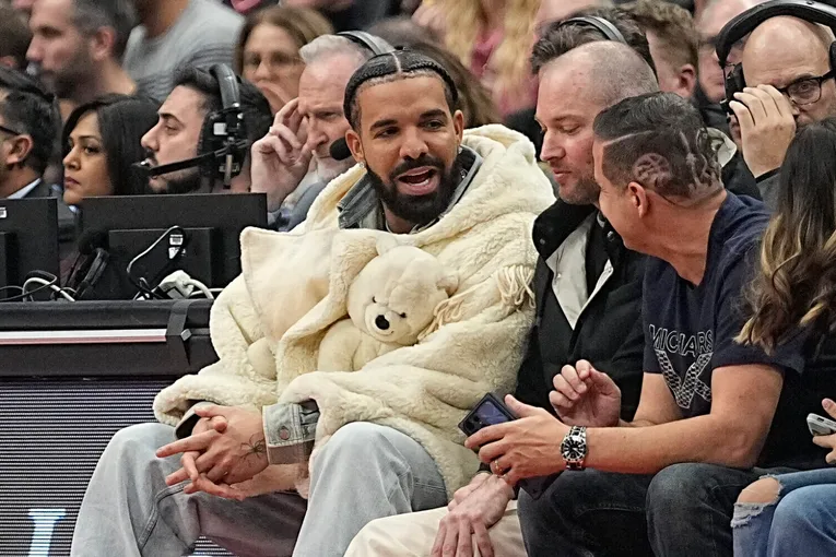 Drake Spreads More Generosity In Australia By Giving Away $45K During ...