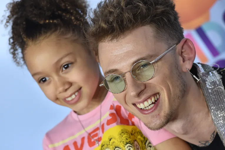 Machine Gun Kelly & His Daughter Sing To Billie Eilish With Pete Davidson