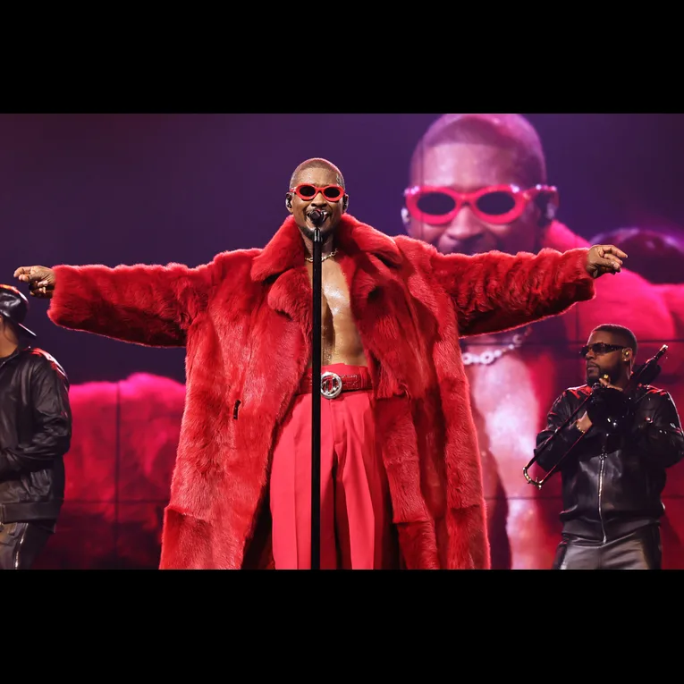 Usher Fan Loses It During Shirtless Performance Of "Climax"