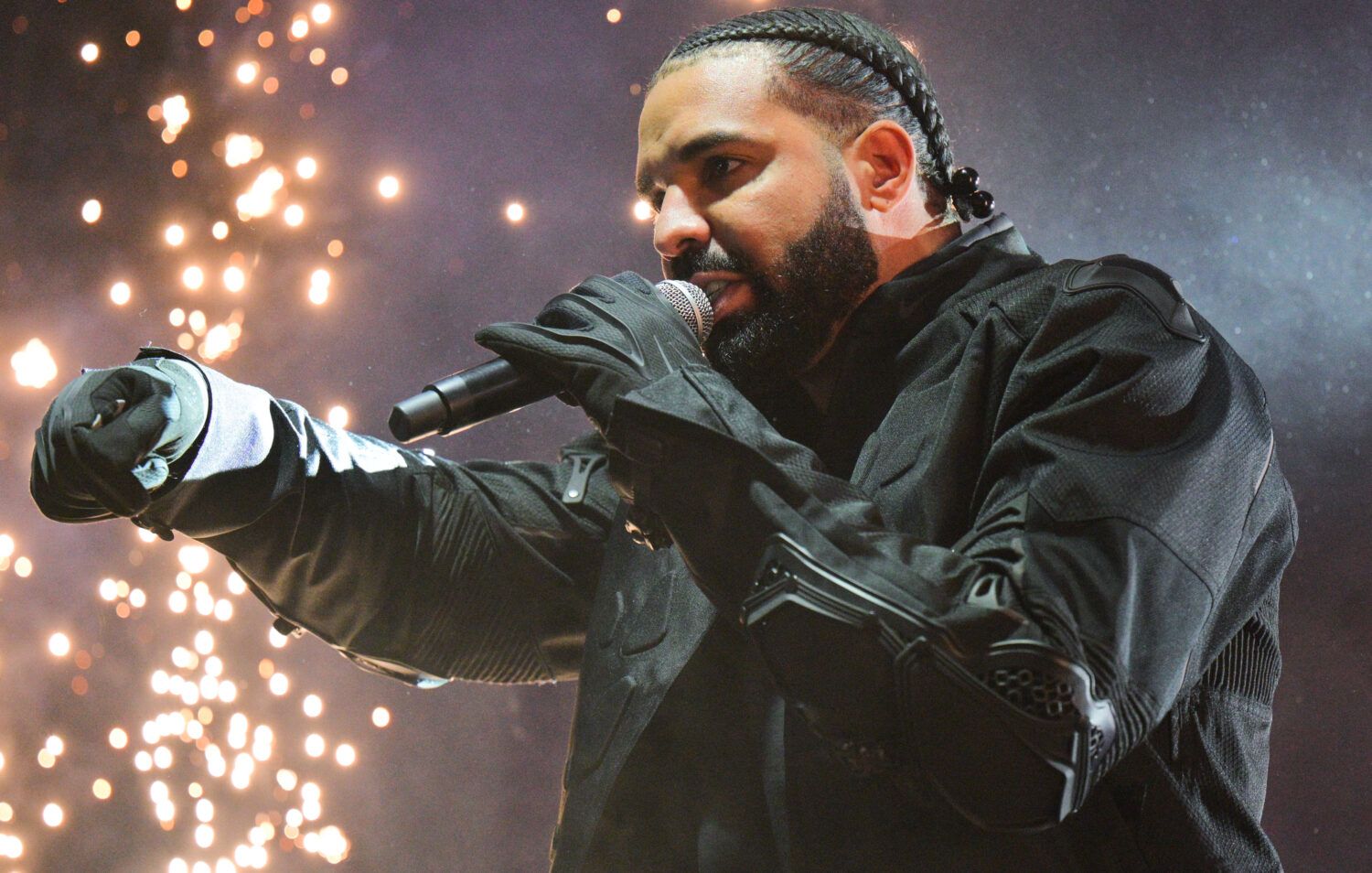 Drake Shares Wholesome Moment With Fan As He Walks Out On Tour