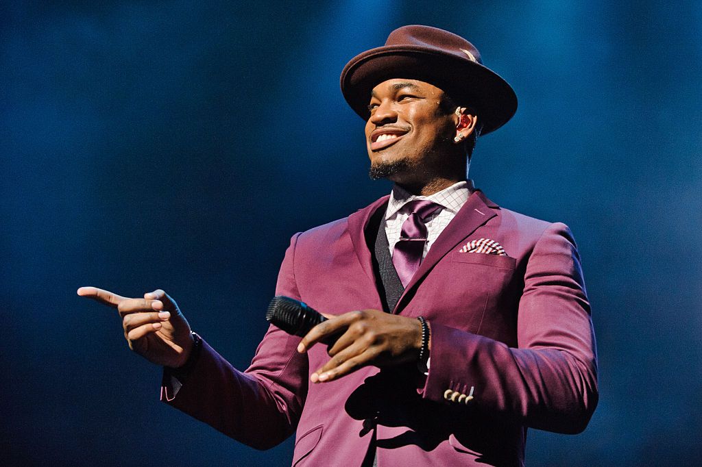 Ne-Yo Twerked On By Fan Onstage: Watch