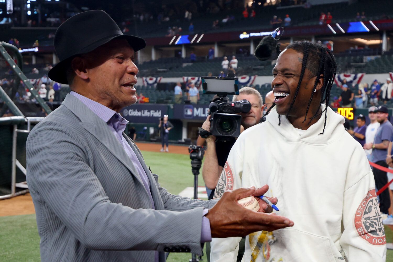 Travis Scott Sings To Gorilla Mascot Onstage At Phoenix Concert: Watch