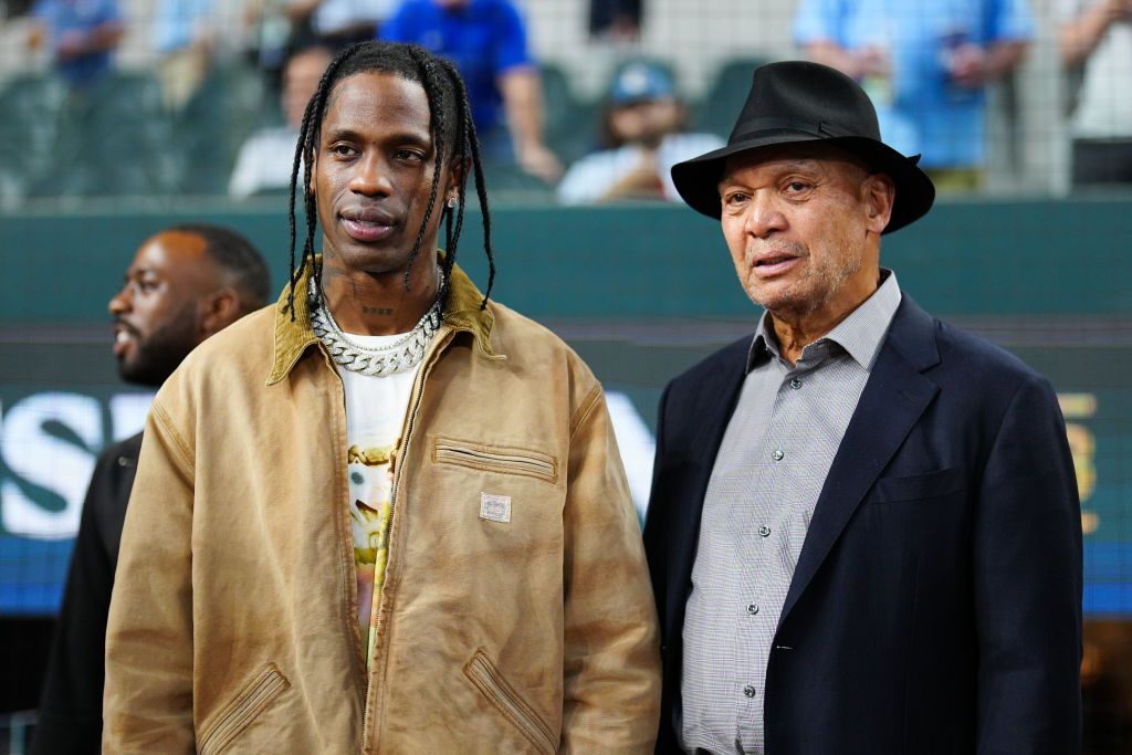 Travis Scott Teaches Concert Crowd To Give The Middle Finger