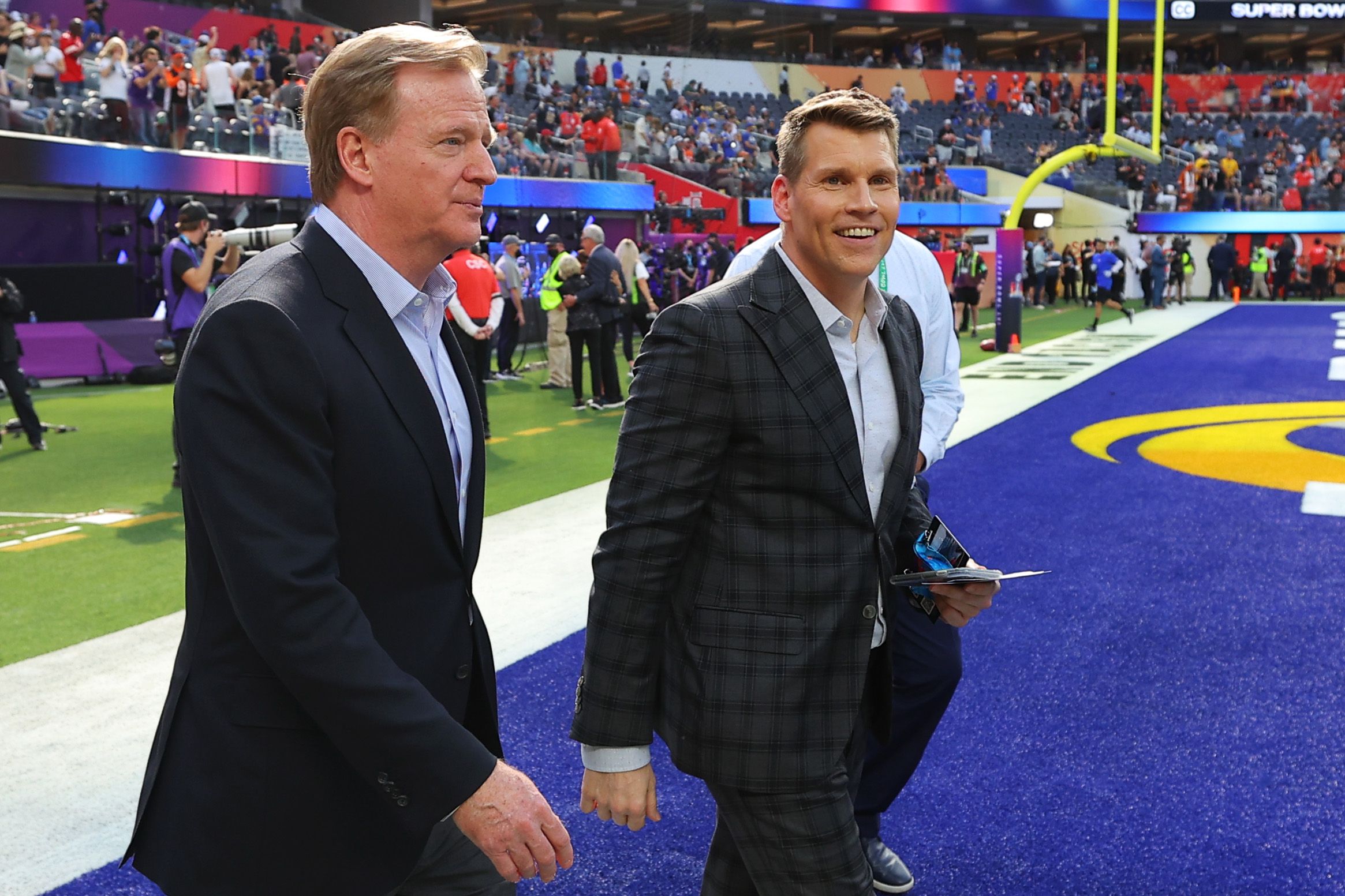 Scott Hanson Evacuates NFL RedZone Studio During Broadcast