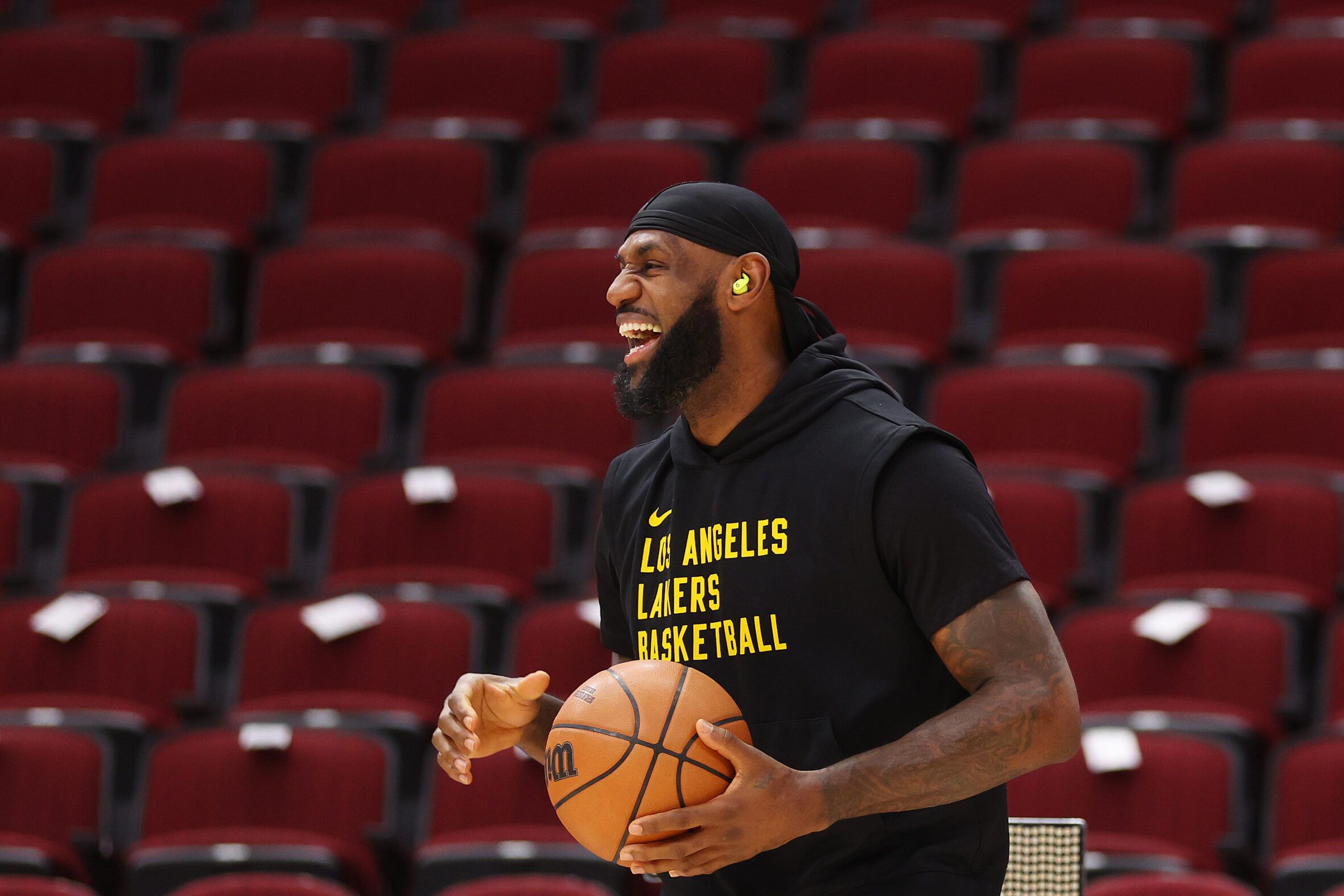 LeBron James Gives Every Lakers Teammate Personalized Greeting In Pre ...