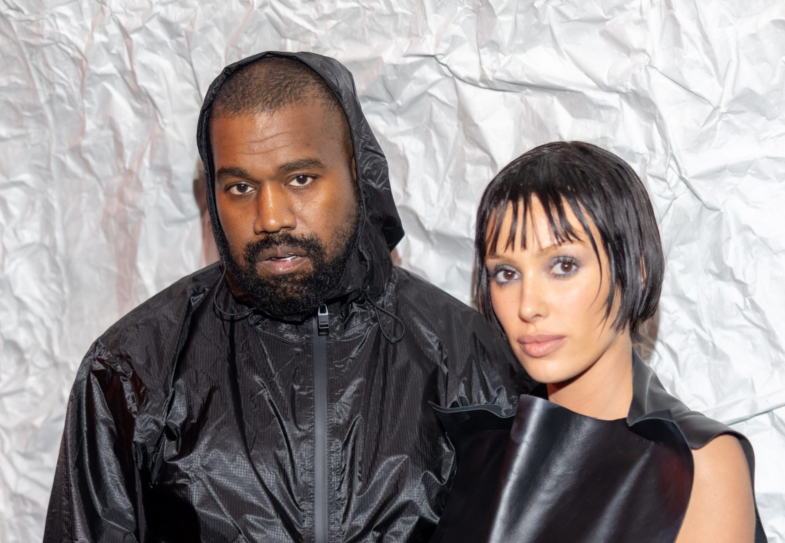 Kanye West Usando Capuz Por Via Aerea Capuz Do Concerto Do Dia D Do